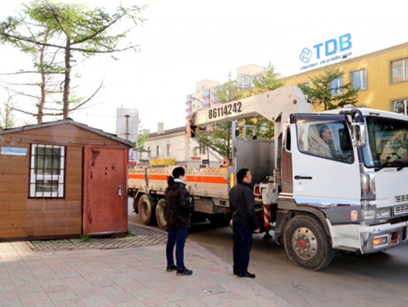 Их сургуулийн гудамжинд зөвшөөрөлгүй байршуулсан ТҮЦ үүдийг албадан